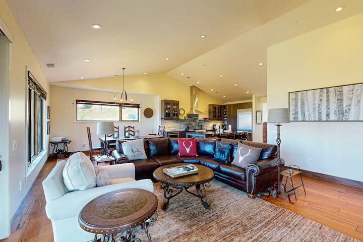 Walk To Gondola 3br | Pool | Fireplace | Deck - Steamboat Springs