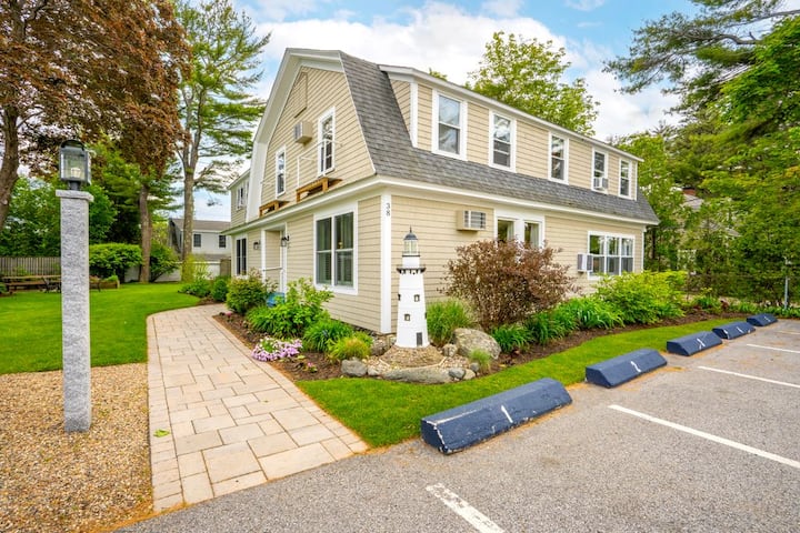 Beautiful Inn, Lighthouse Landing. Sleeps 18-20 - Ogunquit, ME