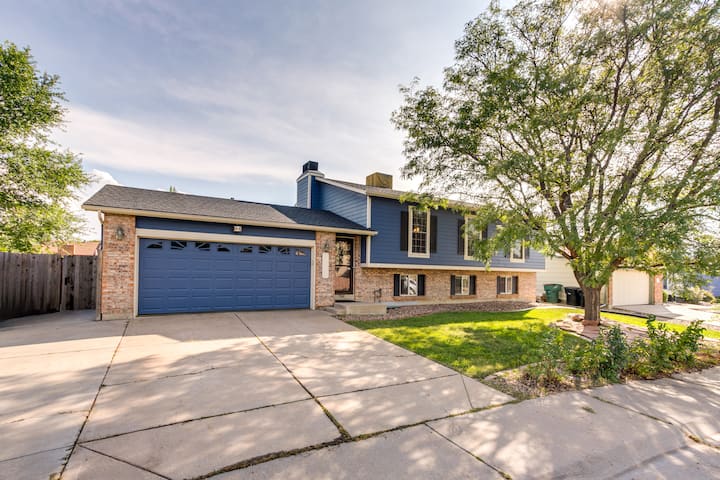 Furnished Deck + Fire Pit: Thornton Family Retreat - Thornton, CO
