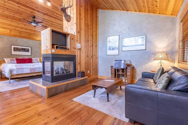 Creek-side Love Nest | King Bed + Fireplace - Ruidoso, NM