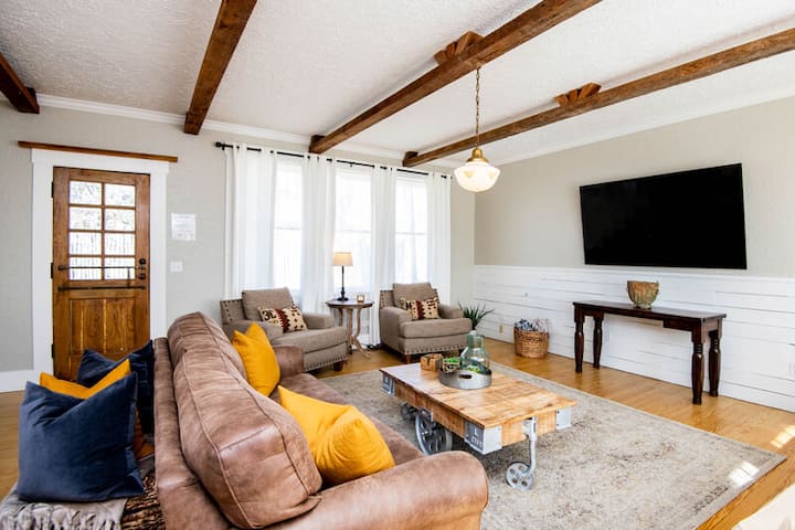 Blue Haus | 3/2 | Hot Tub, Fire-pit, Game Room - Fredericksburg, TX
