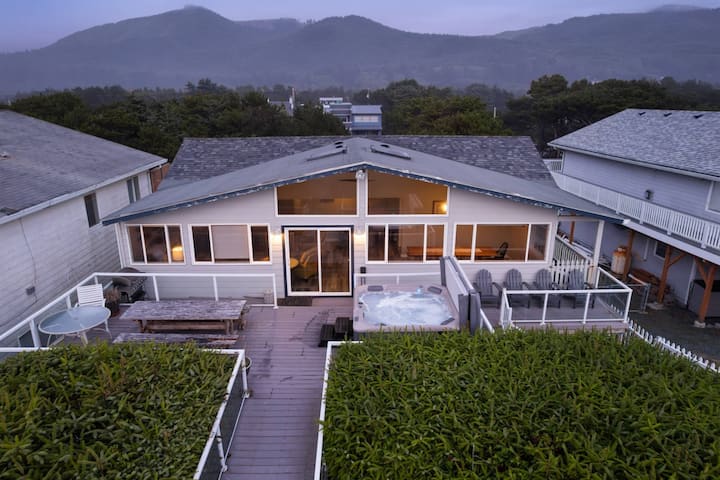 Fantastic Ocean Front Home, Pet Friendly, Hot Tub - Manzanita, OR