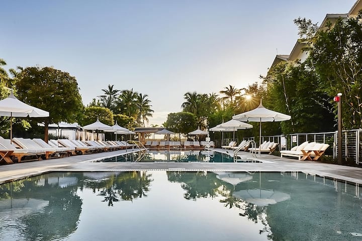 Beachfront Location! 4 Units, Pool, Pets Allowed - Miami Beach