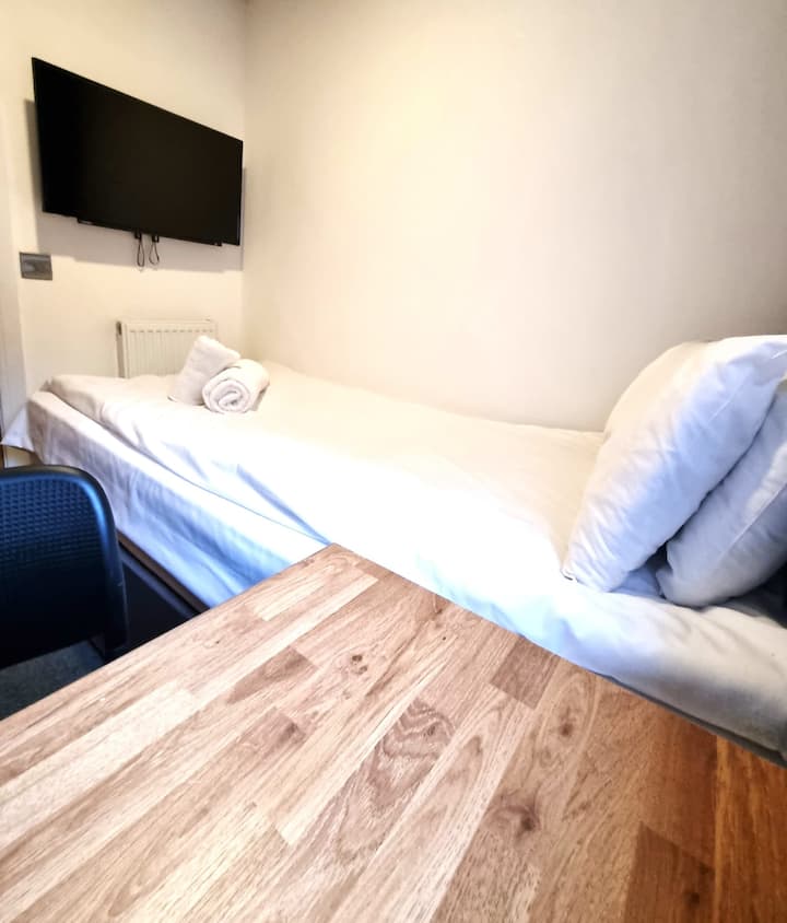 Single Room W/ Private Bathroom - Swindon