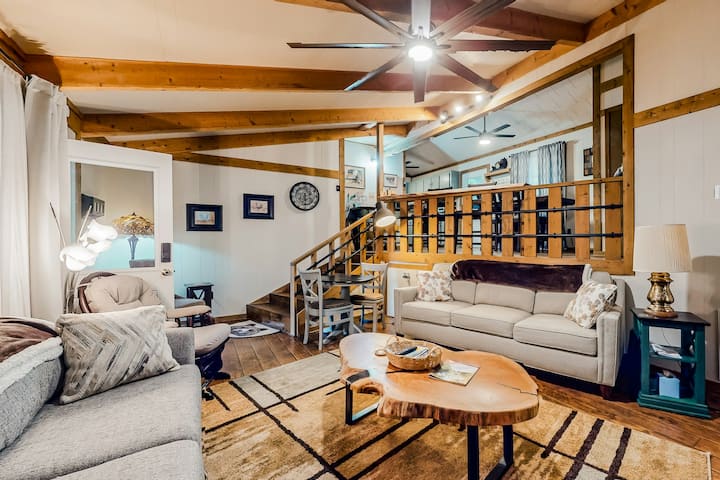 2br Dog-friendly Cabin With Views, Patio, & Grill - Clayton, GA