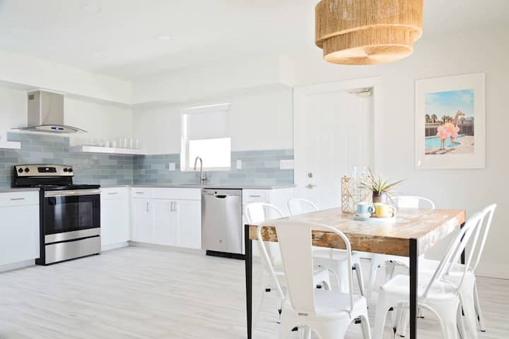 Stunning 2br Suite, Just Steps To The Beach - 더네딘