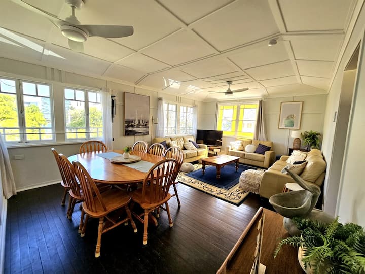 Leeding Shores - Beachfront Pet Friendly Stay - Caloundra
