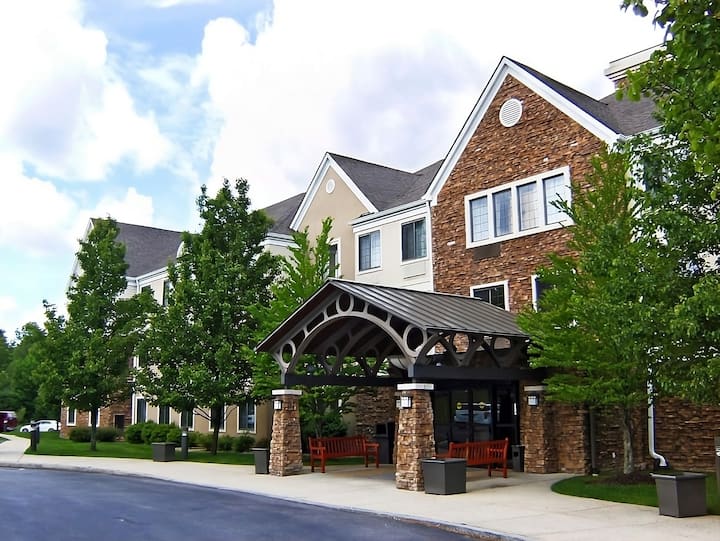 Affordability Meets Comfort! Pets Allowed, Pool! - Lawrence