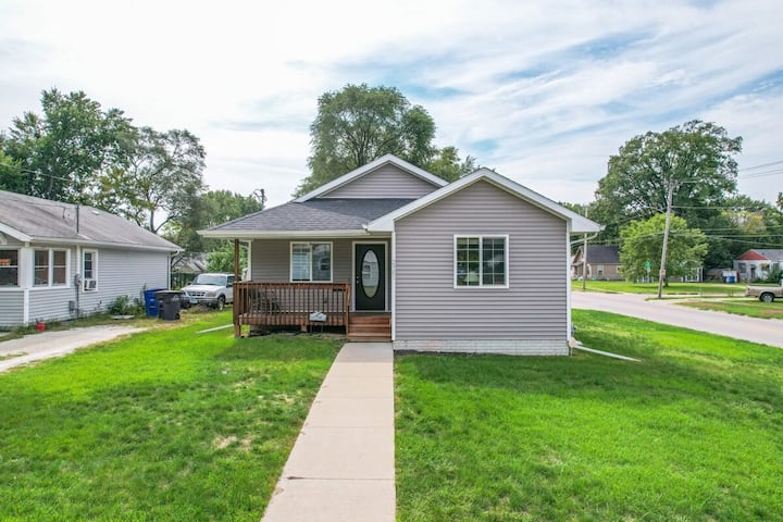 Spacious & Homely Family Retreat - Altoona, IA