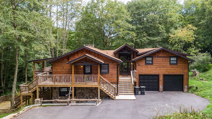 Moosey Creek Lodge - Creekside Home With A Hot Tub - Sugar Mountain, NC