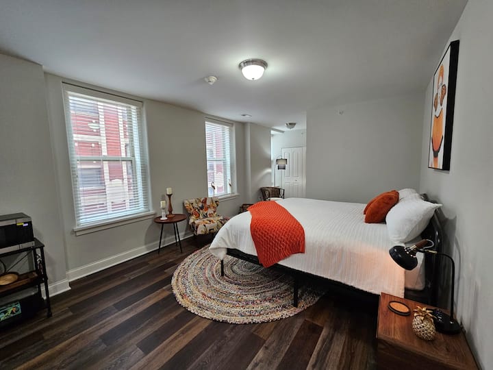Charming Studio At The Inman - 212 - Champaign, IL