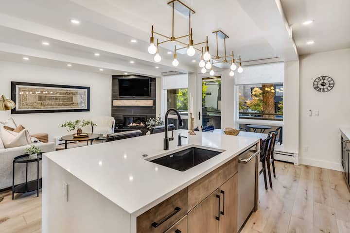 Stunning Aspen Core 2b, Ac, Views, Patio, Hottub! - Aspen