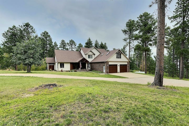 Secluded Wildlife Haven With Hot Tub And Garage - Spearfish, SD