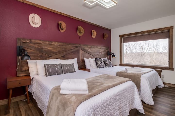 2 Queen Beds | Kitchenette | Pets Welcome - Hastings, MN