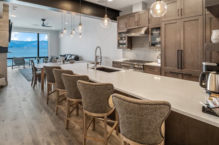 Exclusive Seasons 8 Waterfront, Beach, Rooftop Bar - Sandpoint, ID