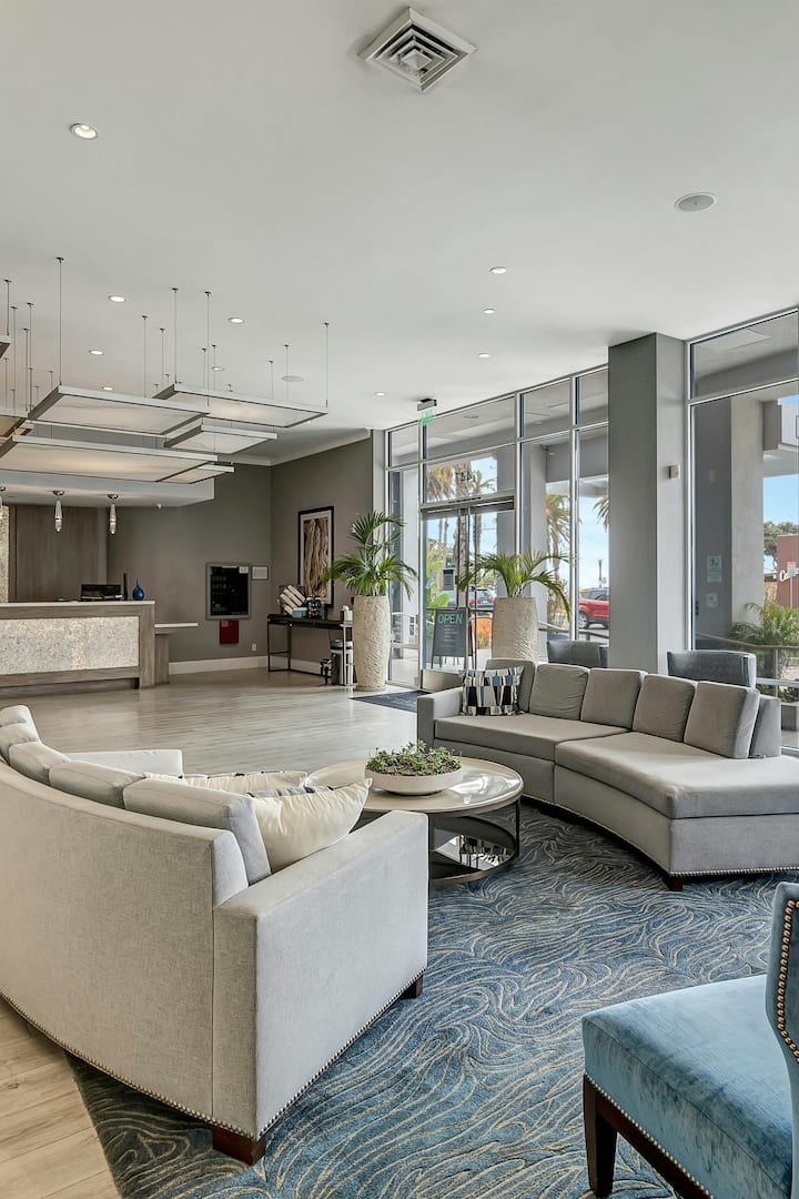 Walkable To The Pier & Shopping – Plus Views! - Santa Monica, CA