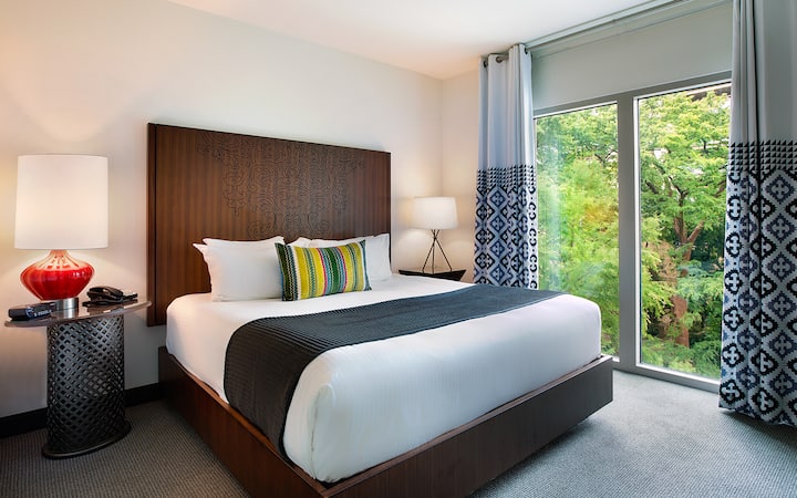 Convenient Stay, Superb Location! River View, Pool - San Antonio, TX