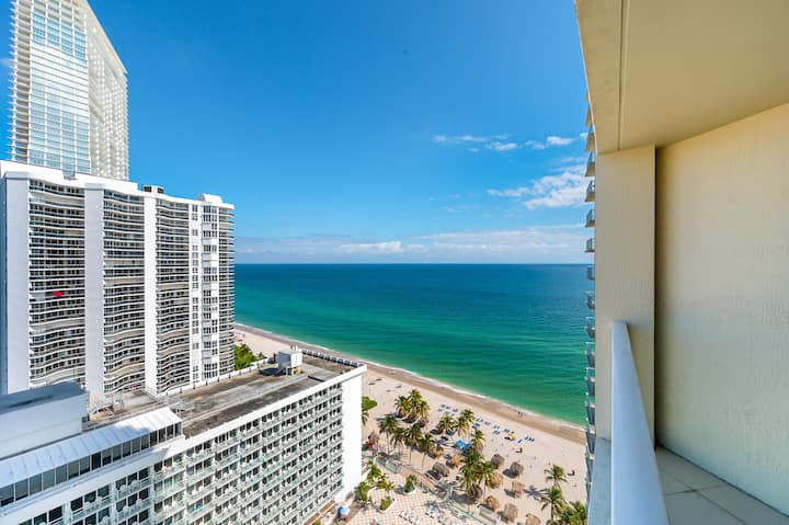 Ocean Bliss - Sleeps 5 - Amazing Amenities - Sunny Isles Beach, FL