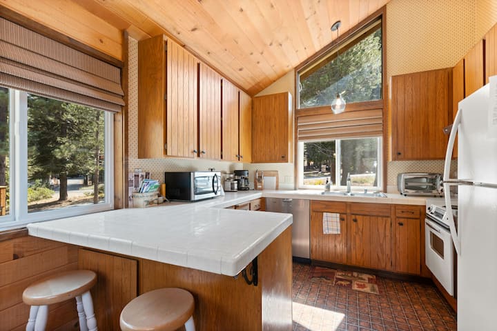 Rustic Retreat- Forest Views, Amenities, Pets Ok - Truckee, CA