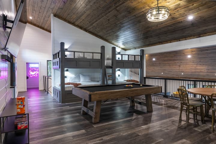 Luxury Escape | Hot Tub, Deck Views & Pool Table - Oklahoma
