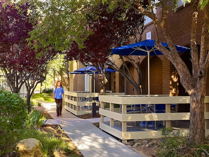 Enjoy Free Breakfast In Flagstaff Family Property! - Flagstaff, AZ