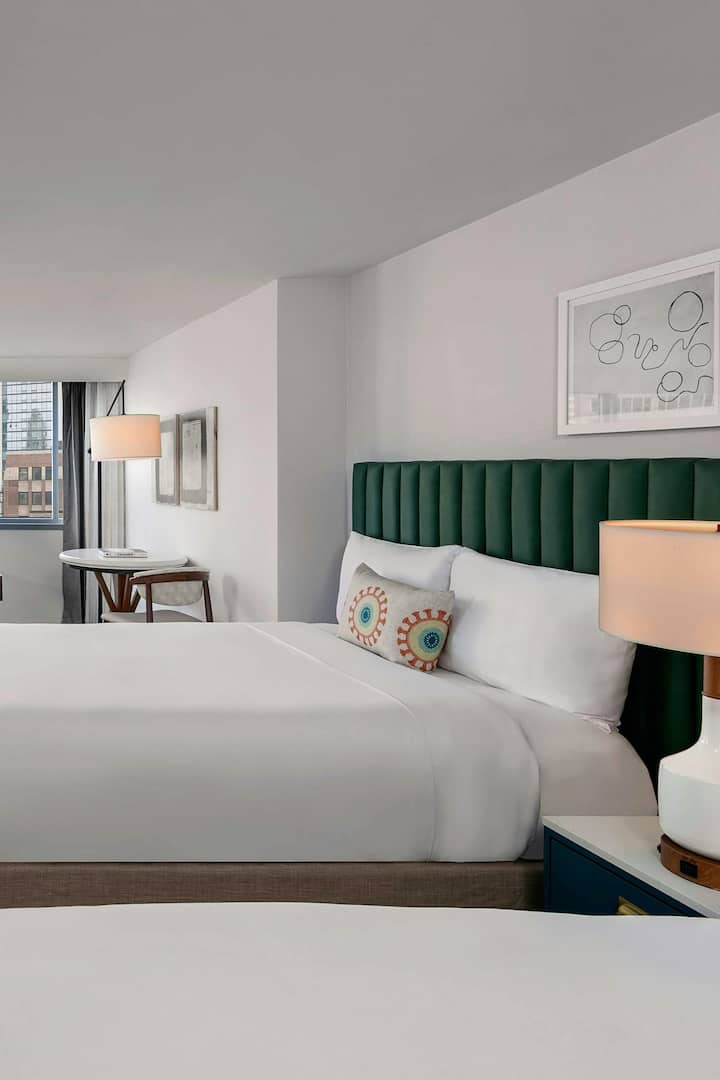 City View & Classic Fare At Hoyt’s American Tavern - Chicago, IL