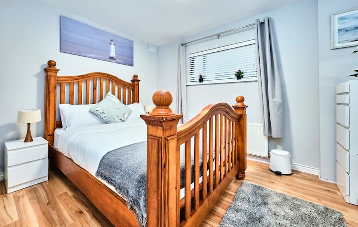 Dunluce Park 2 ~ Large Family Escape Beside Beach - Northern Ireland