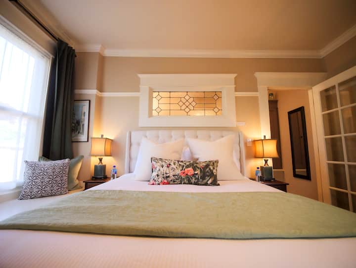 Redtail Inn - Louisa Suite | Hot Tub |Dwtn - Ashland, OR