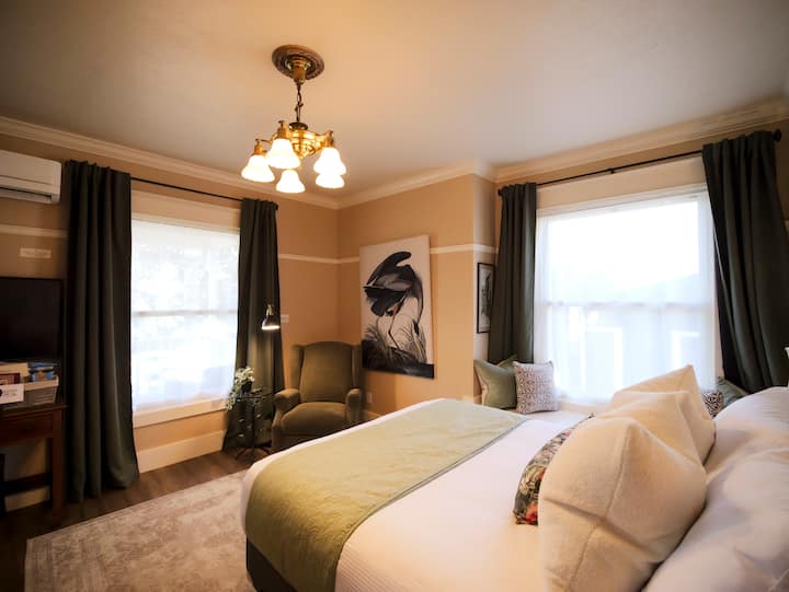 Redtail Inn - Louisa Suite | Hot Tub |Dwtn - Ashland, OR
