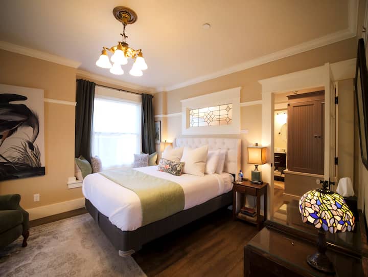 Redtail Inn - Louisa Suite | Hot Tub |Dwtn - Ashland, OR