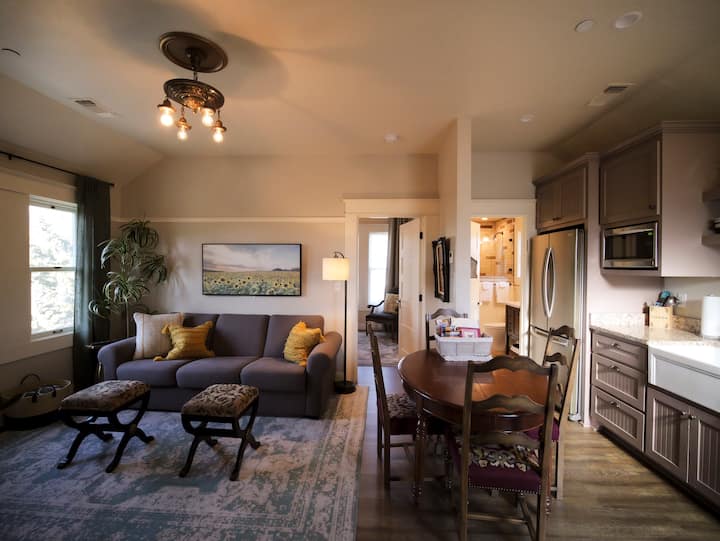 Redtail Inn - Red Mccall Suite | Sleeps Up To 6 - Ashland, OR