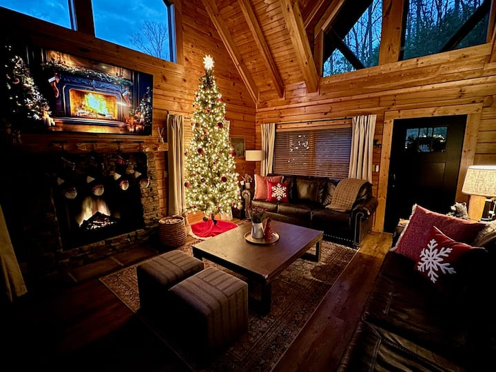 Mountain View Luxury Cabin, 11 Beds, Theatre, Pool - Pigeon Forge, TN