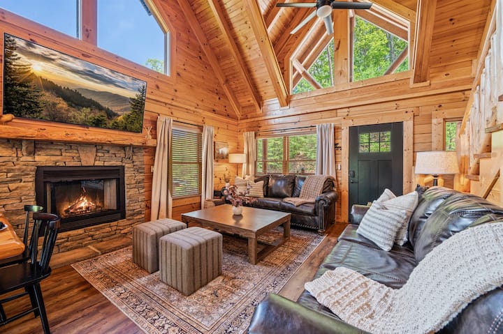 Mountain View Luxury Cabin, 11 Beds, Theatre, Pool - Tennessee