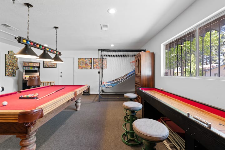 Fun-filled Cabin With Game Room & Hot Tub - Big Bear Lake, CA