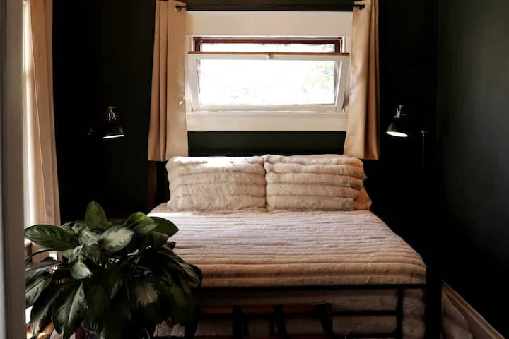 Charming Downtown Guesthouse With Parking +Kitchen - Colorado Springs, CO