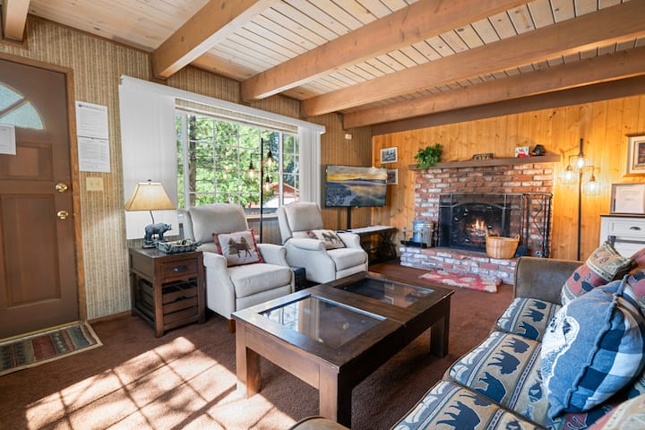 Walk To Lake & Village, Fireplace, Deck - 大熊湖