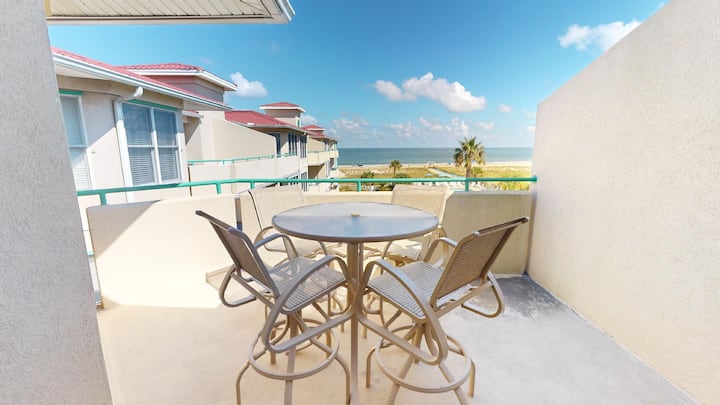 Desoto Beach Club 304 - Oceanfront - Swimming Pool - Tybee Island, GA