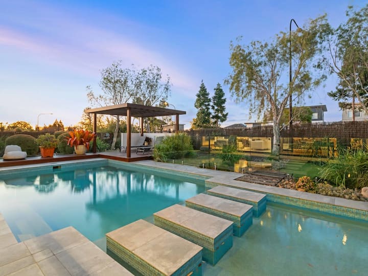 Sublime Contemporary Designer Home W/pool - Springwood