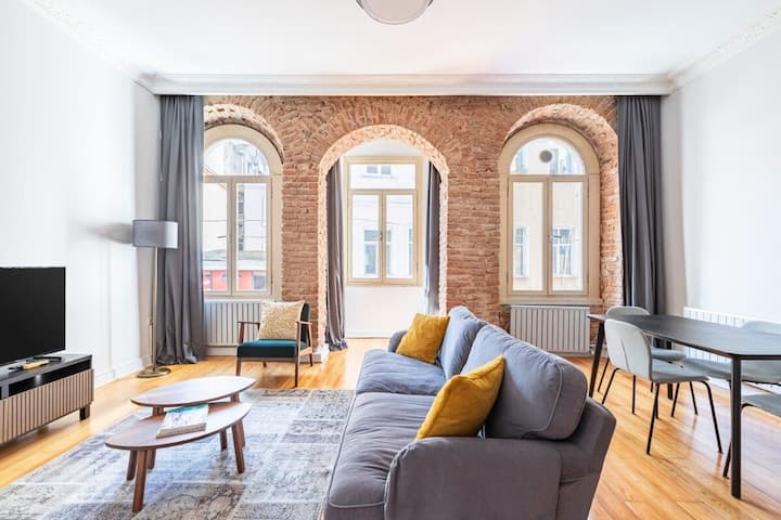 Warm Rustic Charming 2bd Galata W/patio Gem! #320 - Karaköy