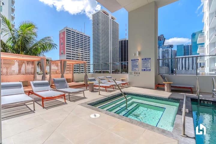 Downtown Skyline Views, Poolside Vibes & Gym - Miami, FL