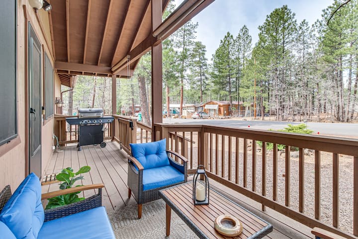 Updated Deck & Fireside Table: Pinetop Cottage - Pinetop-Lakeside, AZ