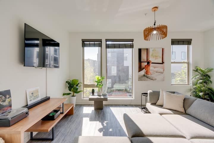 Private Rooftop W/ Cold Plunge: Modern Townhome - Philadelphia, PA