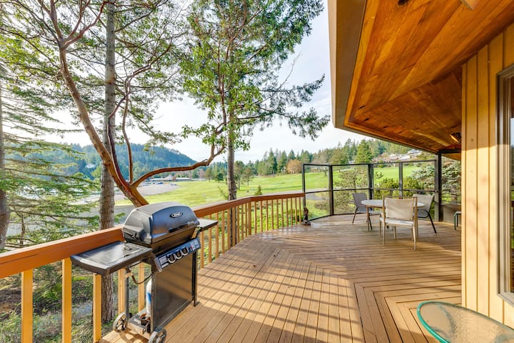 Serene La Conner Retreat W/ Fireplace & Deck! - Whidbey Island, WA