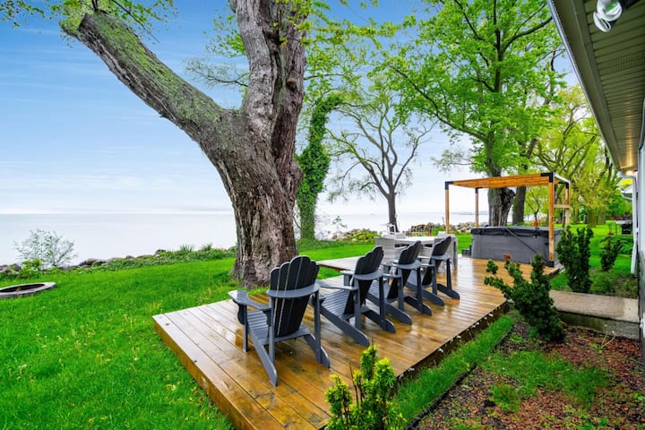 The Rose Cottage: On The Lake - Stay With Us! - Leamington