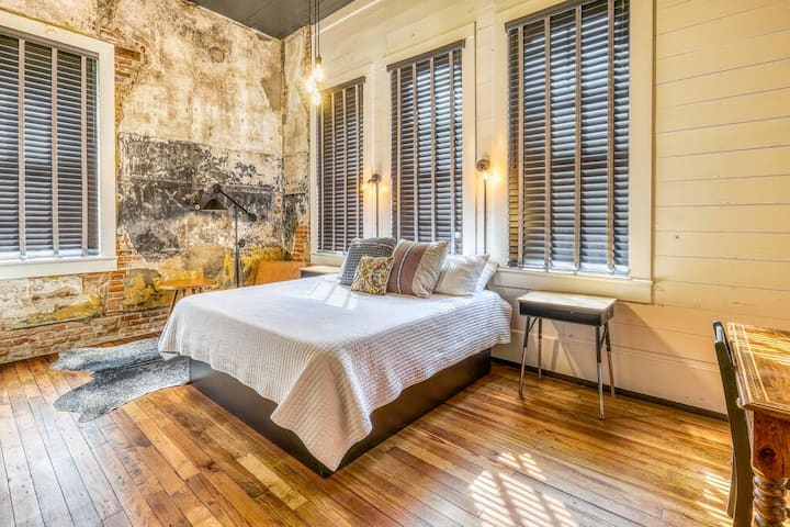 The Downtown Brenham Schoolhouse Hotel, Room A - Brenham, TX