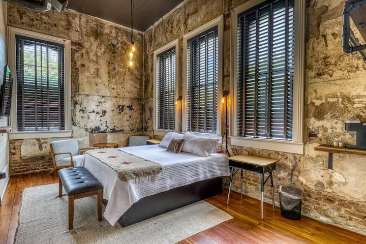 The Downtown Brenham Schoolhouse Hotel, Room C - Brenham, TX