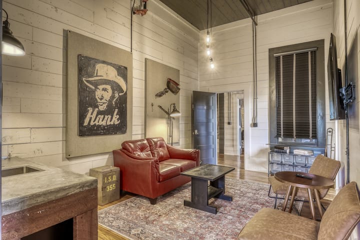 The Downtown Brenham Schoolhouse Hotel, Suite 4 - Brenham, TX