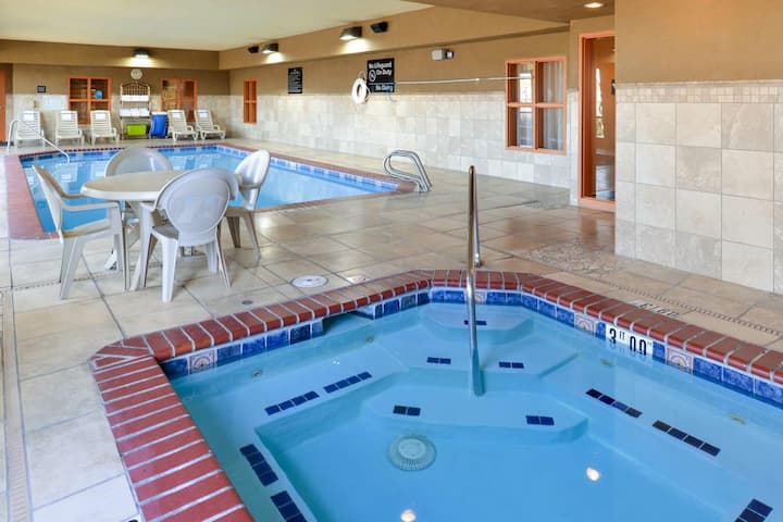 Rare Gem! 2 Convenient Units, Free Breakfast! - Albuquerque