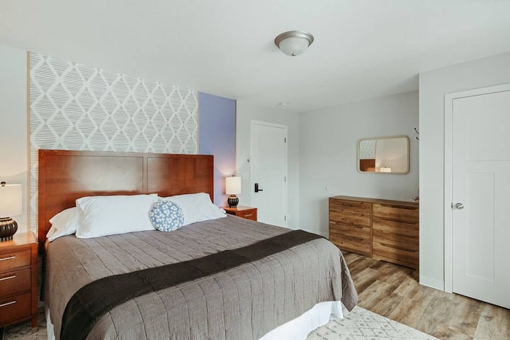 Washington Manor Room #9 - Stevens Point, WI