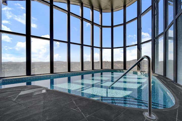 Chic 1-bed With Stunning Lake View & Indoor Pool - Belconnen